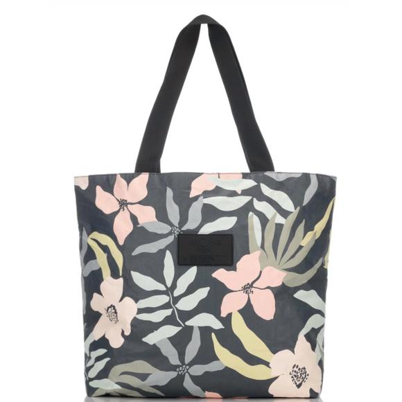 ALOHA Collection | Bags | New Aloha Collection Womens Day Tripper Bag ...